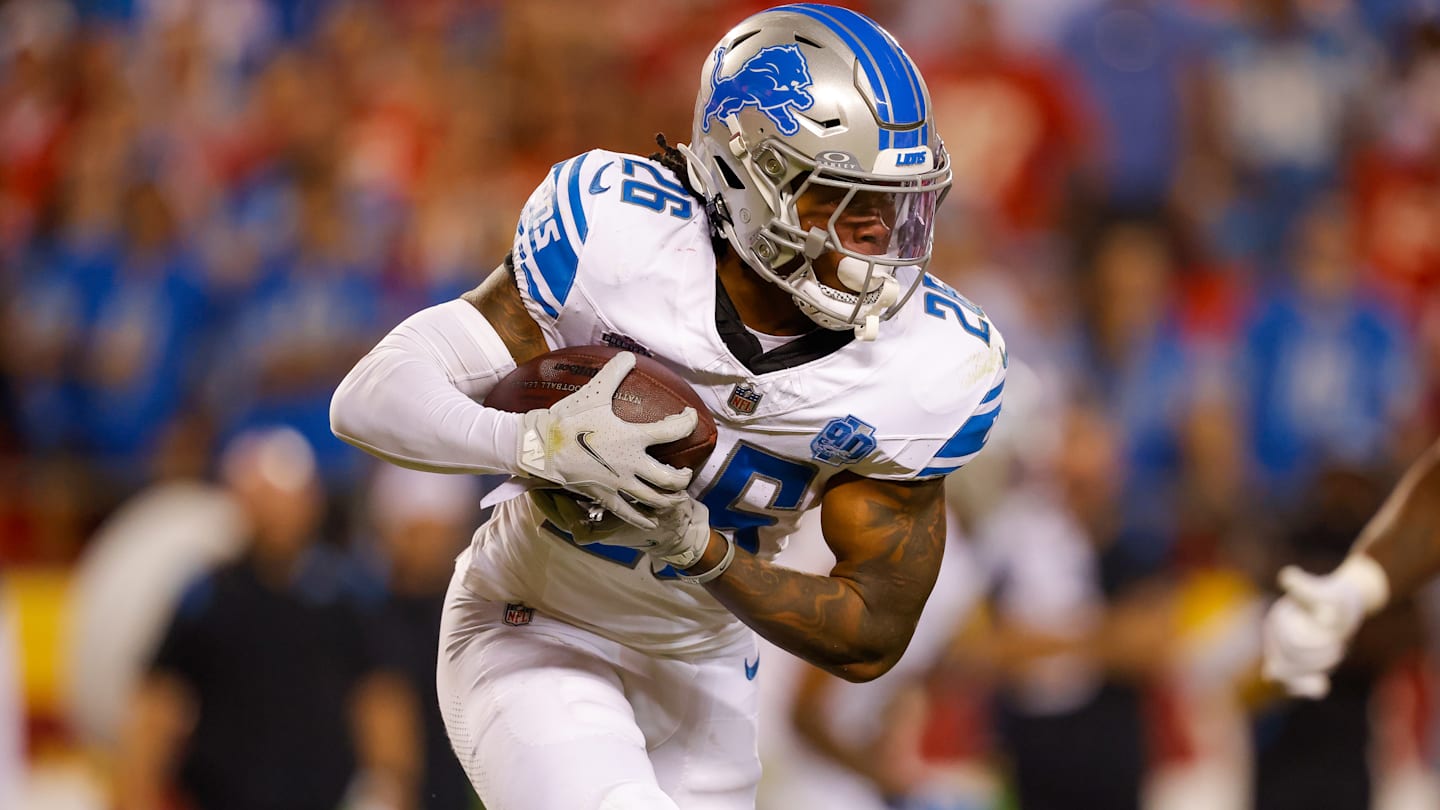 Which jerseys are Detroit Lions wearing Saturday night?