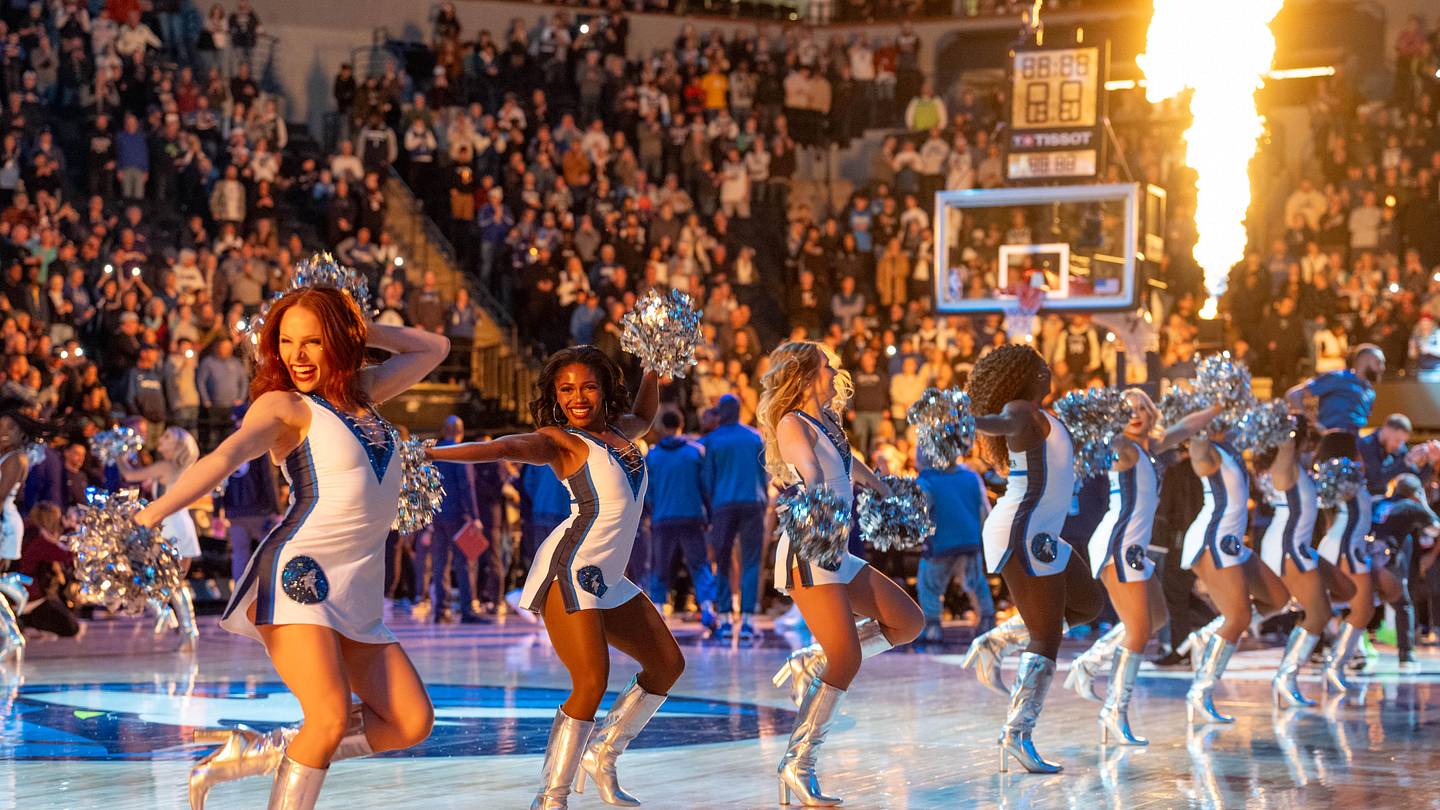 Wolves-Spurs delayed due to issue with Target Center court
