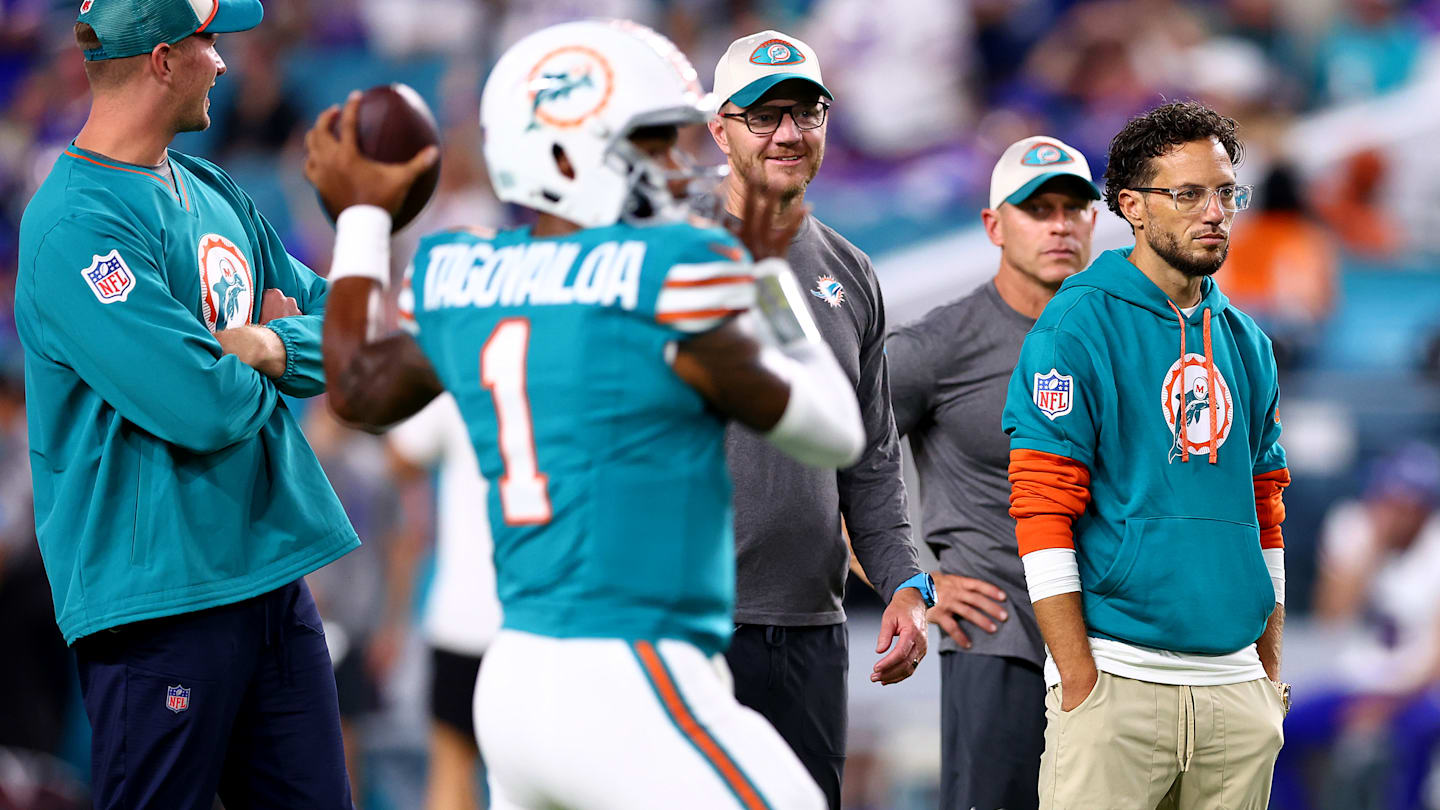 Dolphins fans are roasting Mike McDaniel for awful play-calling vs. Bills