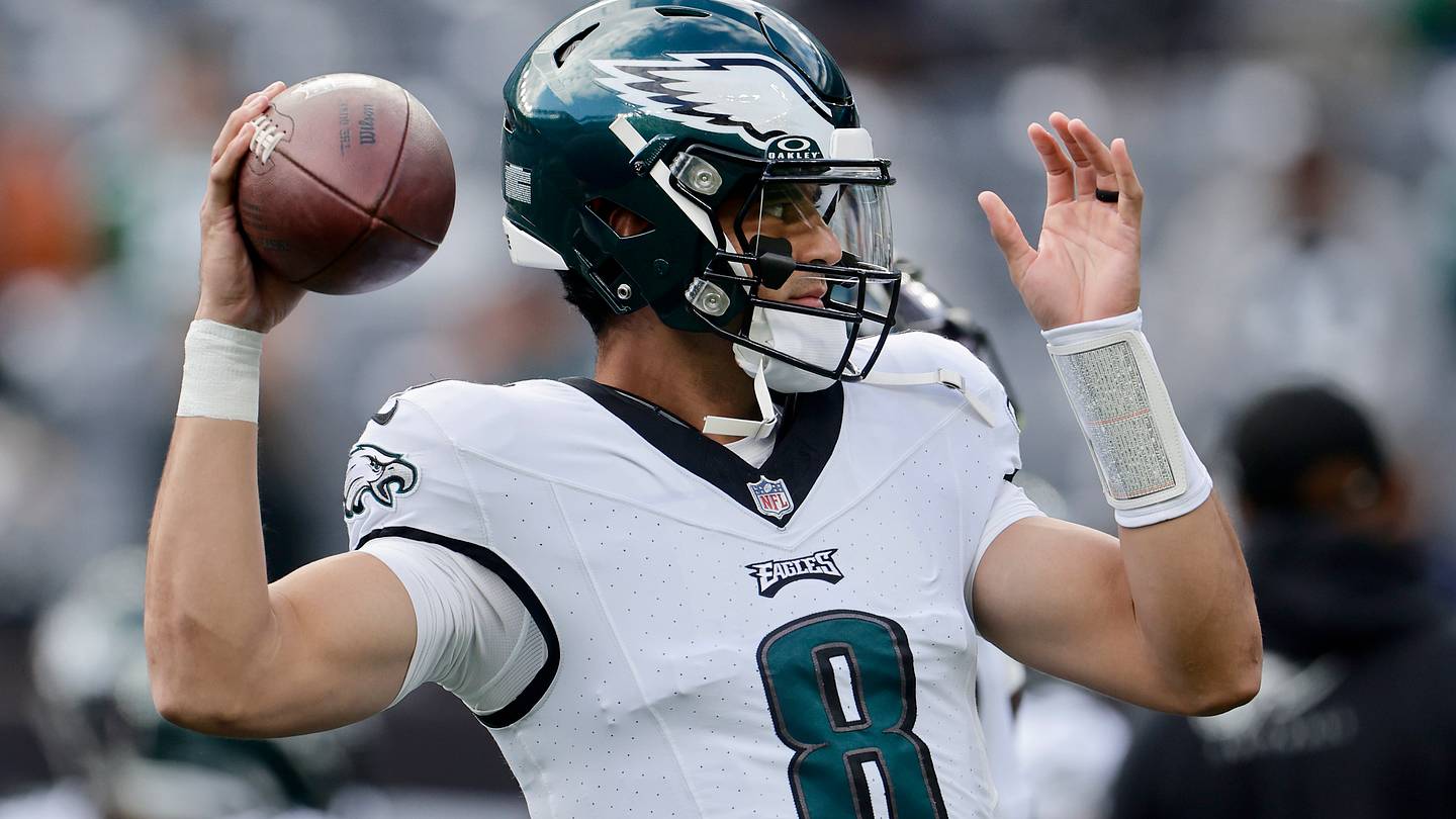Marcus Mariota throws an interception on his first pass of the Eagles ...