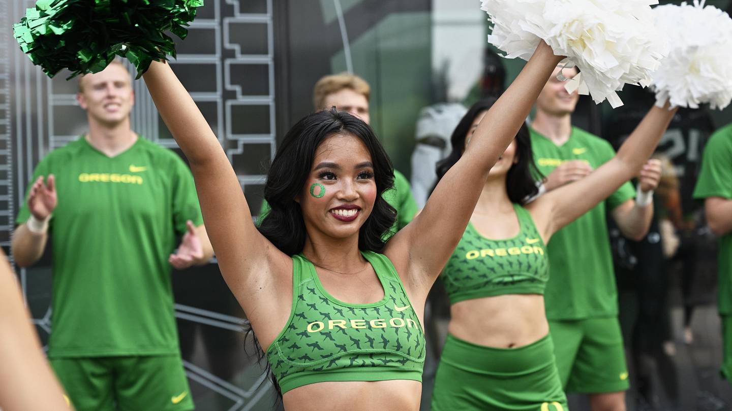 Oregon Ducks Fans Color To Wear vs. Penn State At White Out