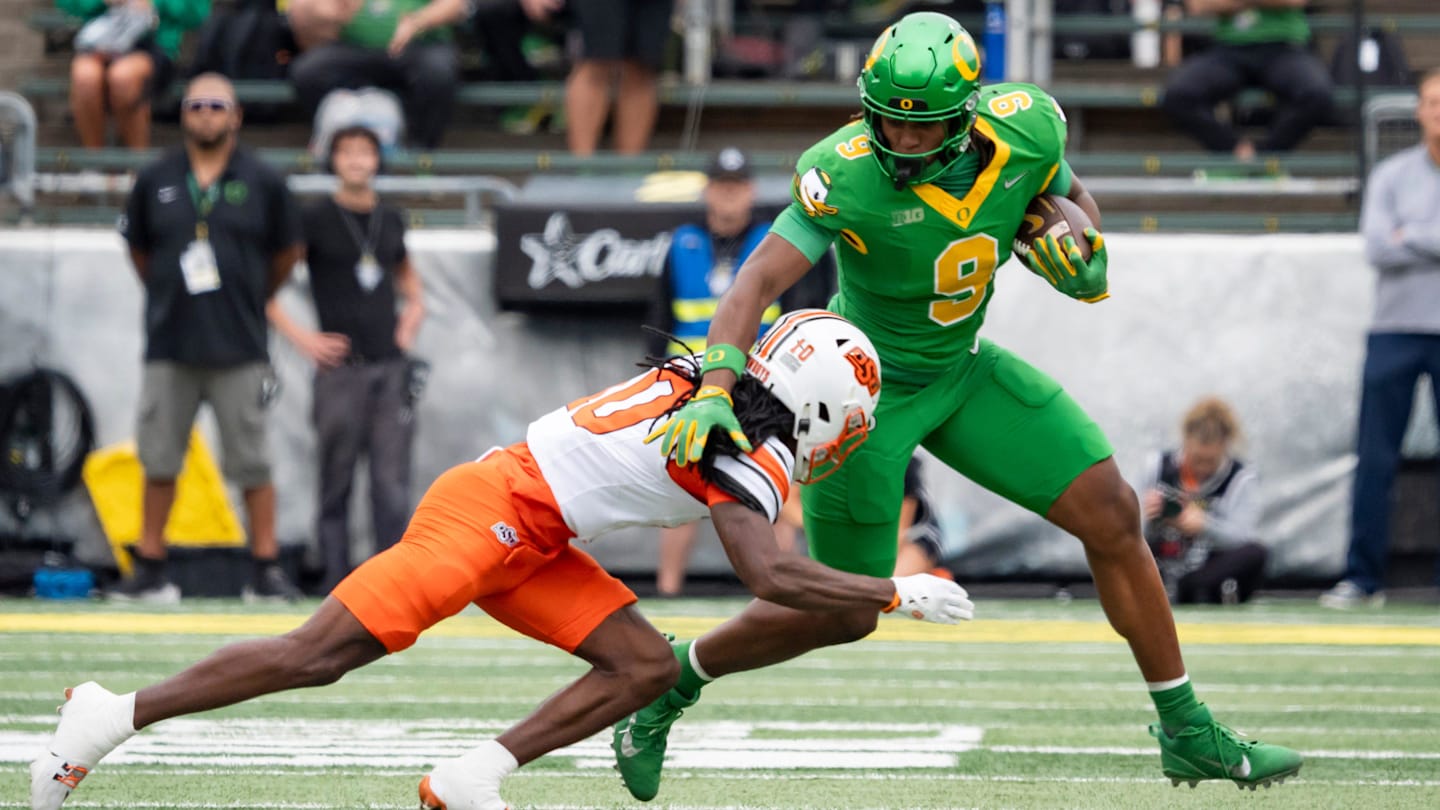 Oregon transfers model traditional uniform look for first CFP game