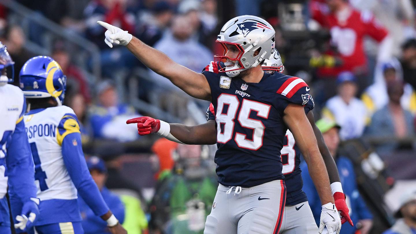 Patriots TE Wins Prestigious Community Service Award