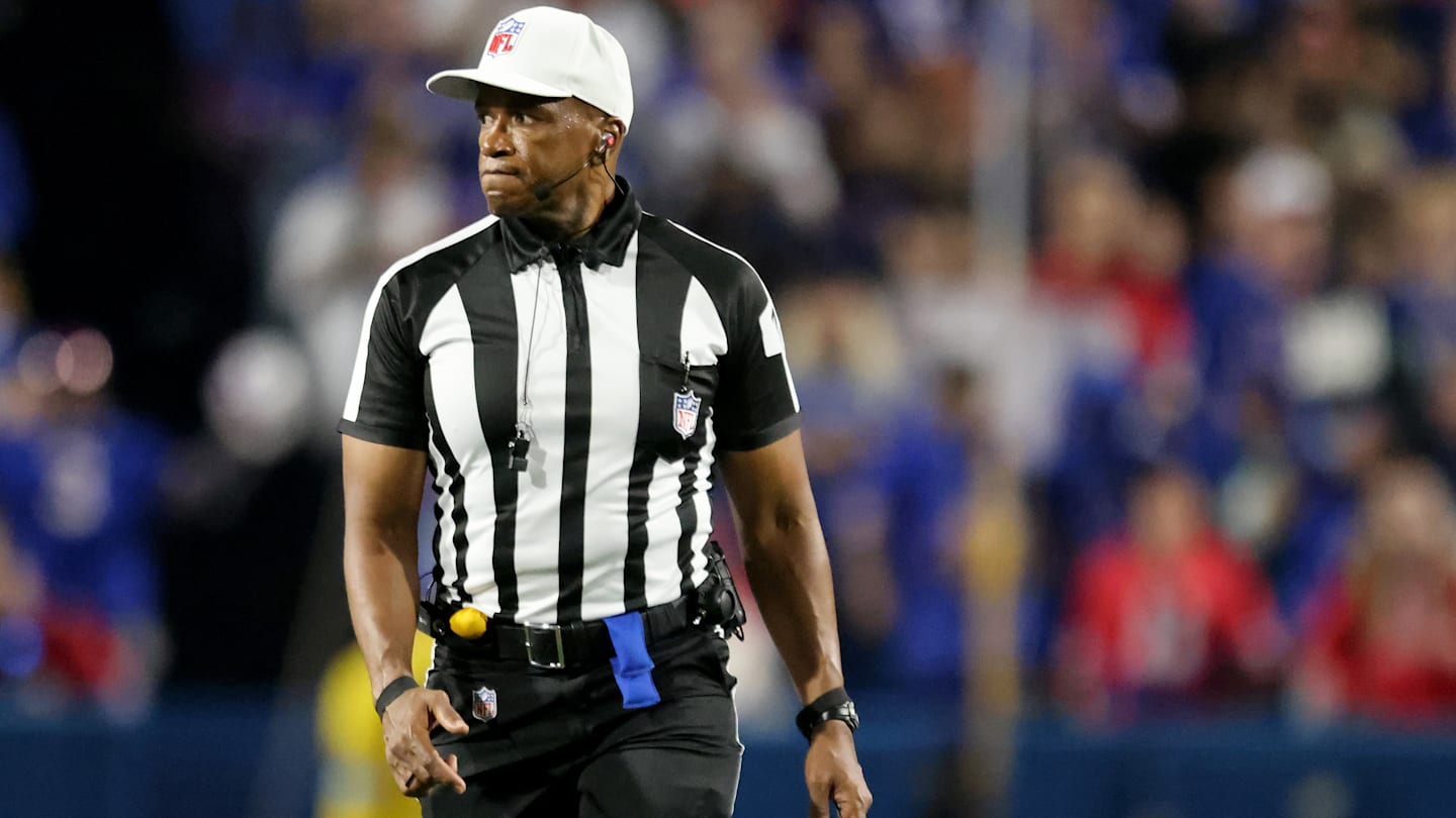 Who are the announcers and referees for Eagles vs. Rams Divisional today?