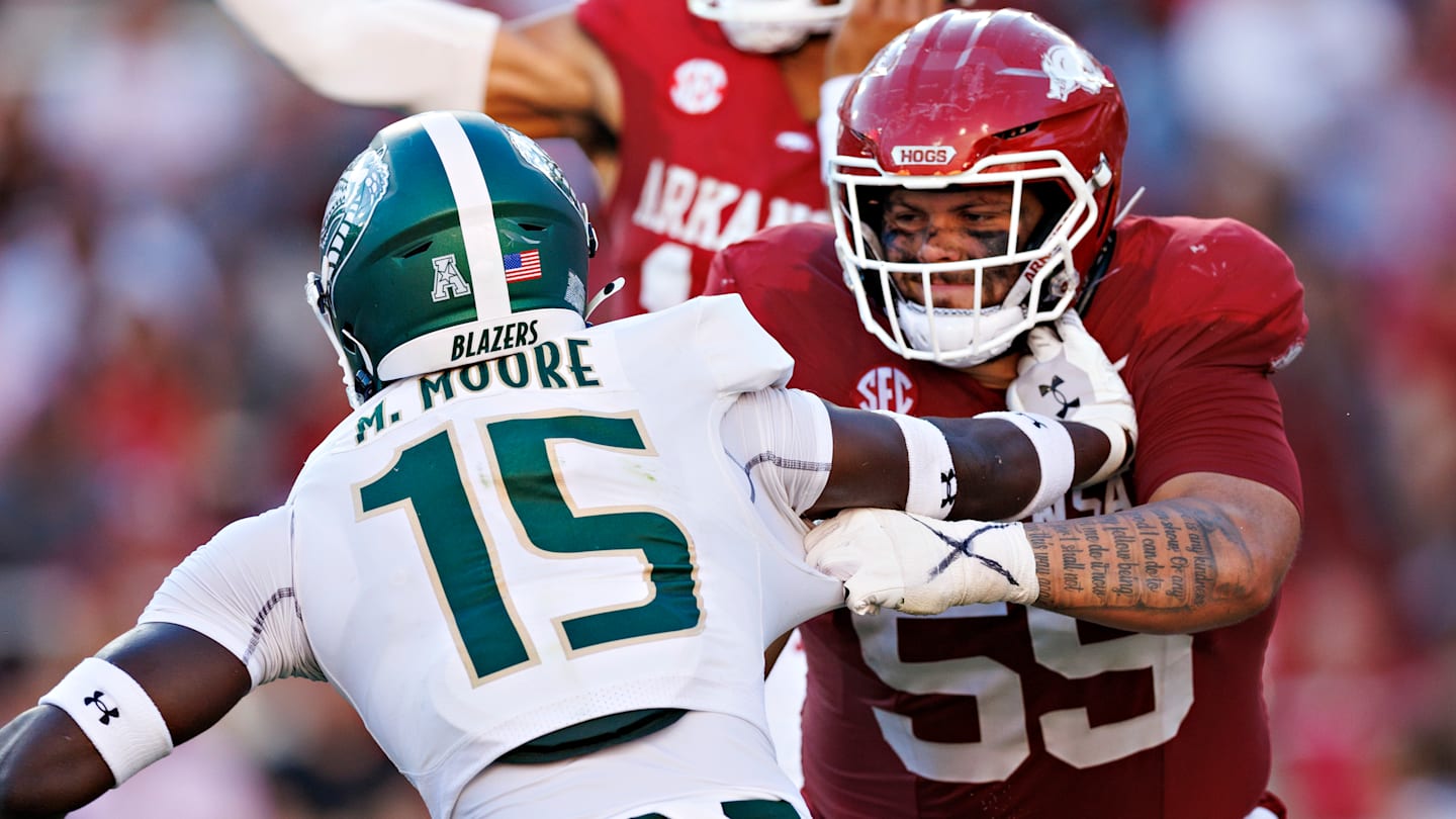 Fans across the nation condemn Arkansas OL for stomping on Texas Tech ...