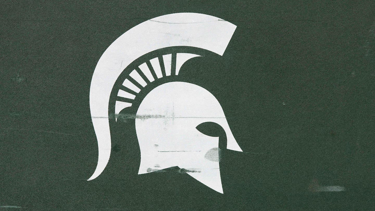 Michigan student manager appears to spit on mid-court Spartan logo