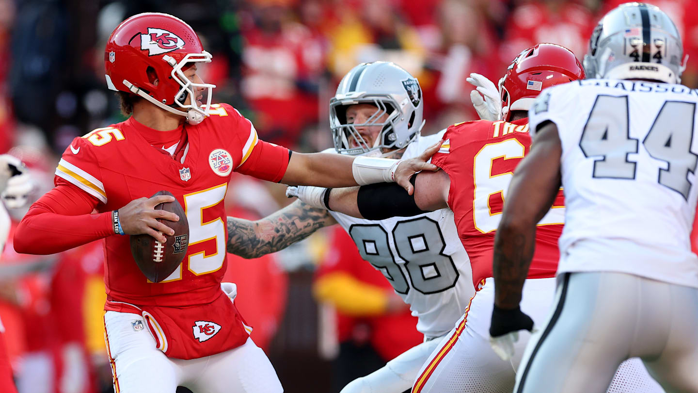 Refs nearly screwed the Chiefs on early missed call while still ...