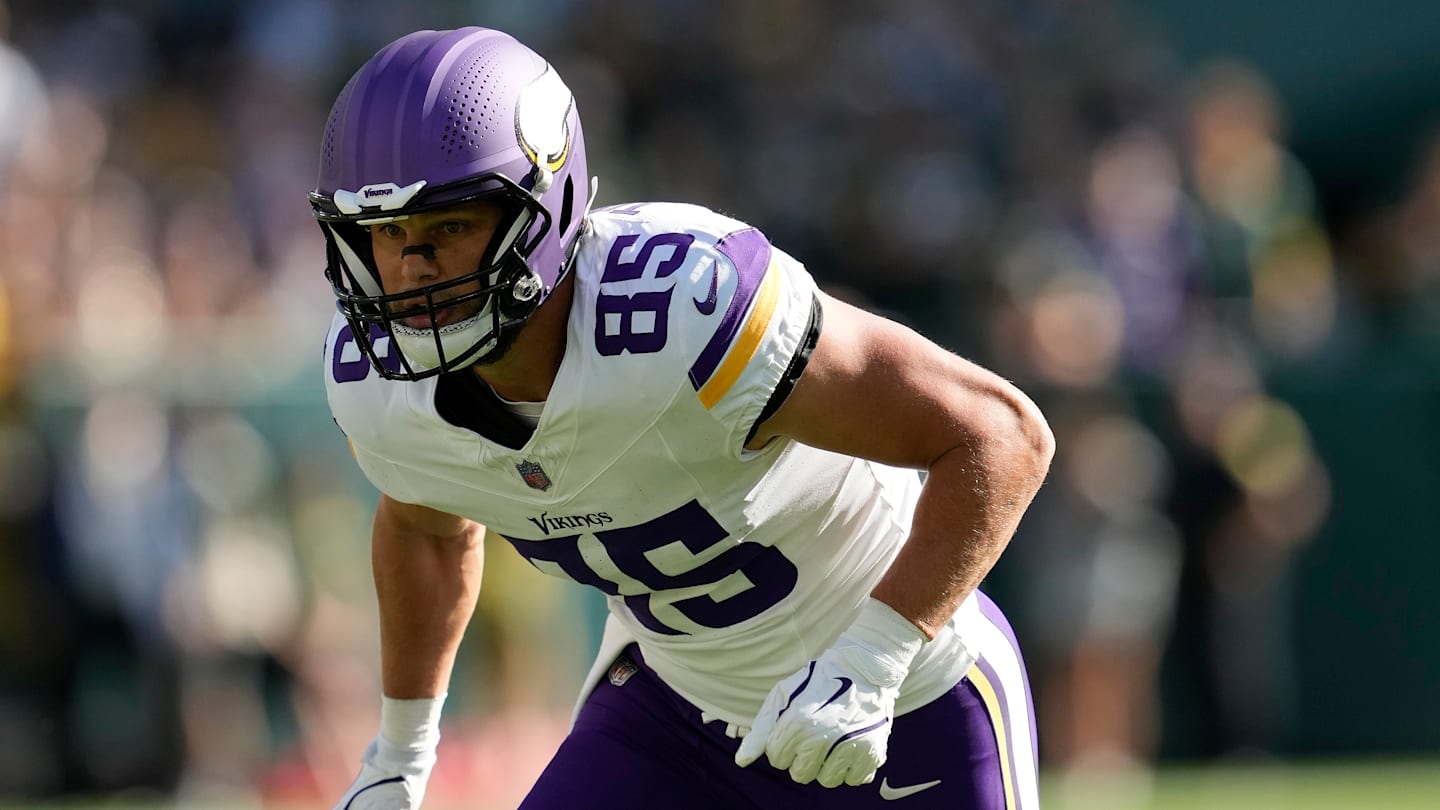 Chiefs add to tight end depth chart with Robert Tonyan signing