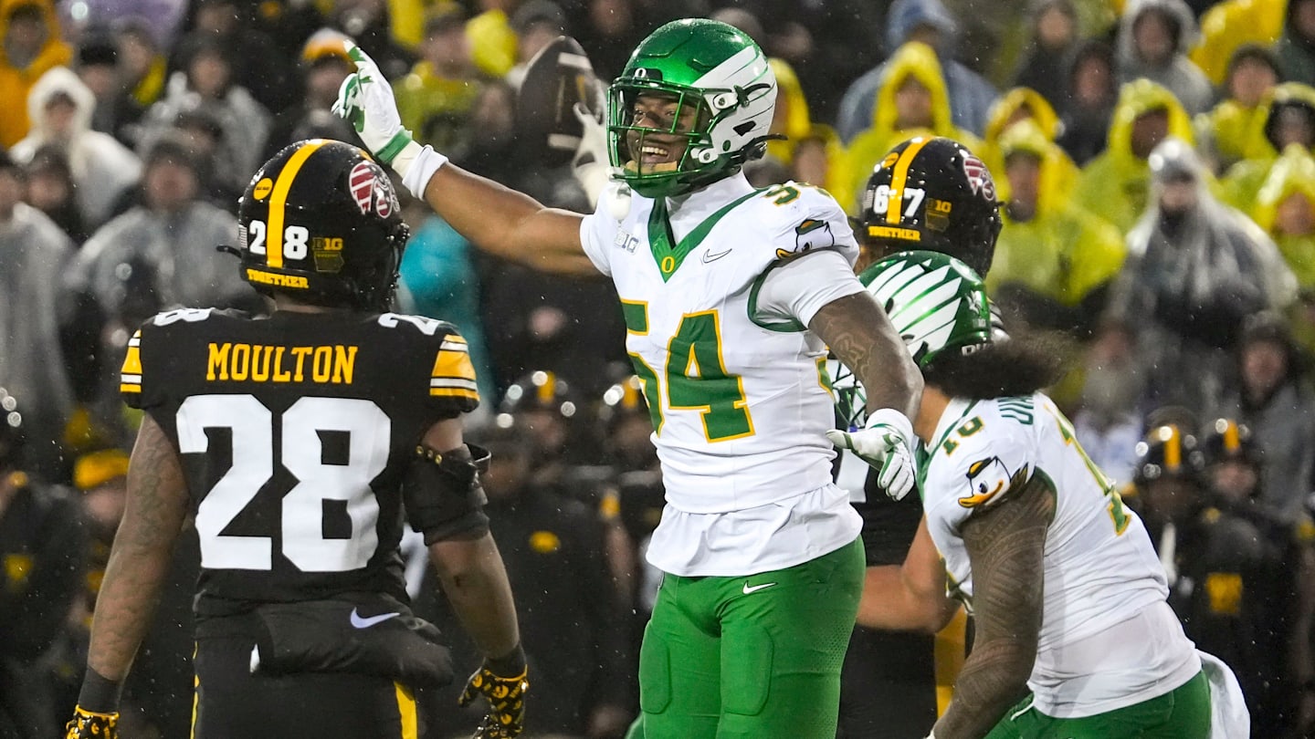 Oregon drops slightly in AP Poll but solidifies toward an important goal