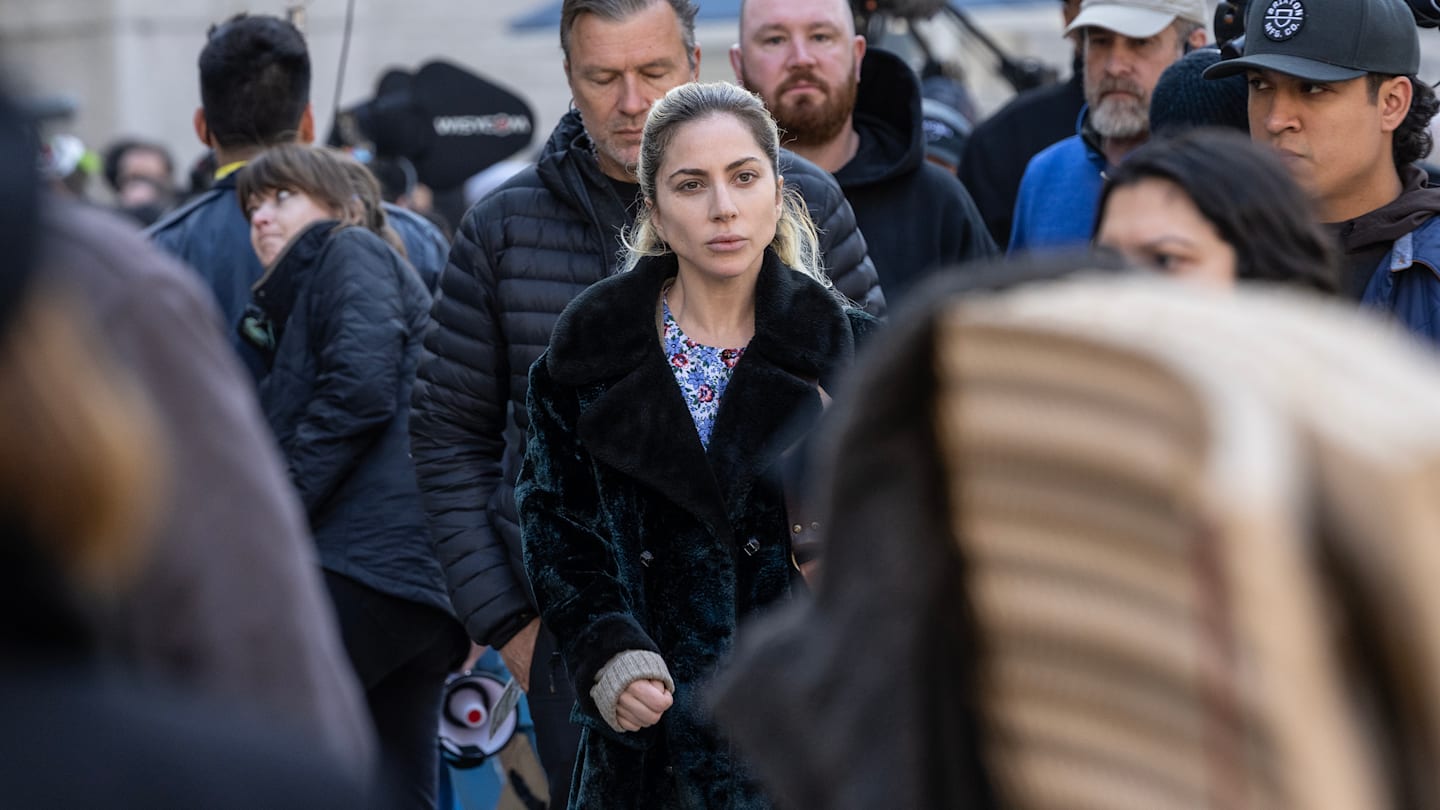 Lady Gaga (Harley Quinn) stares longingly at Arthur Fleck in new pic ...