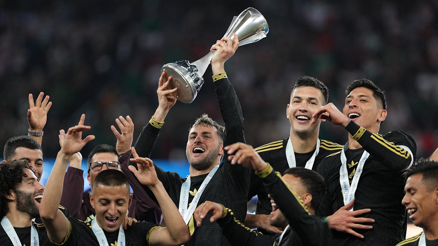 Santiago Giménez sueña con la cima del mundo vistiendo la camiseta de ...