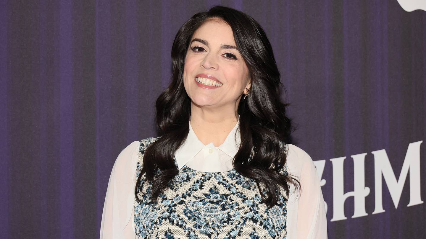 Former SNL star Cecily Strong obliterates JD Vance during fundraiser