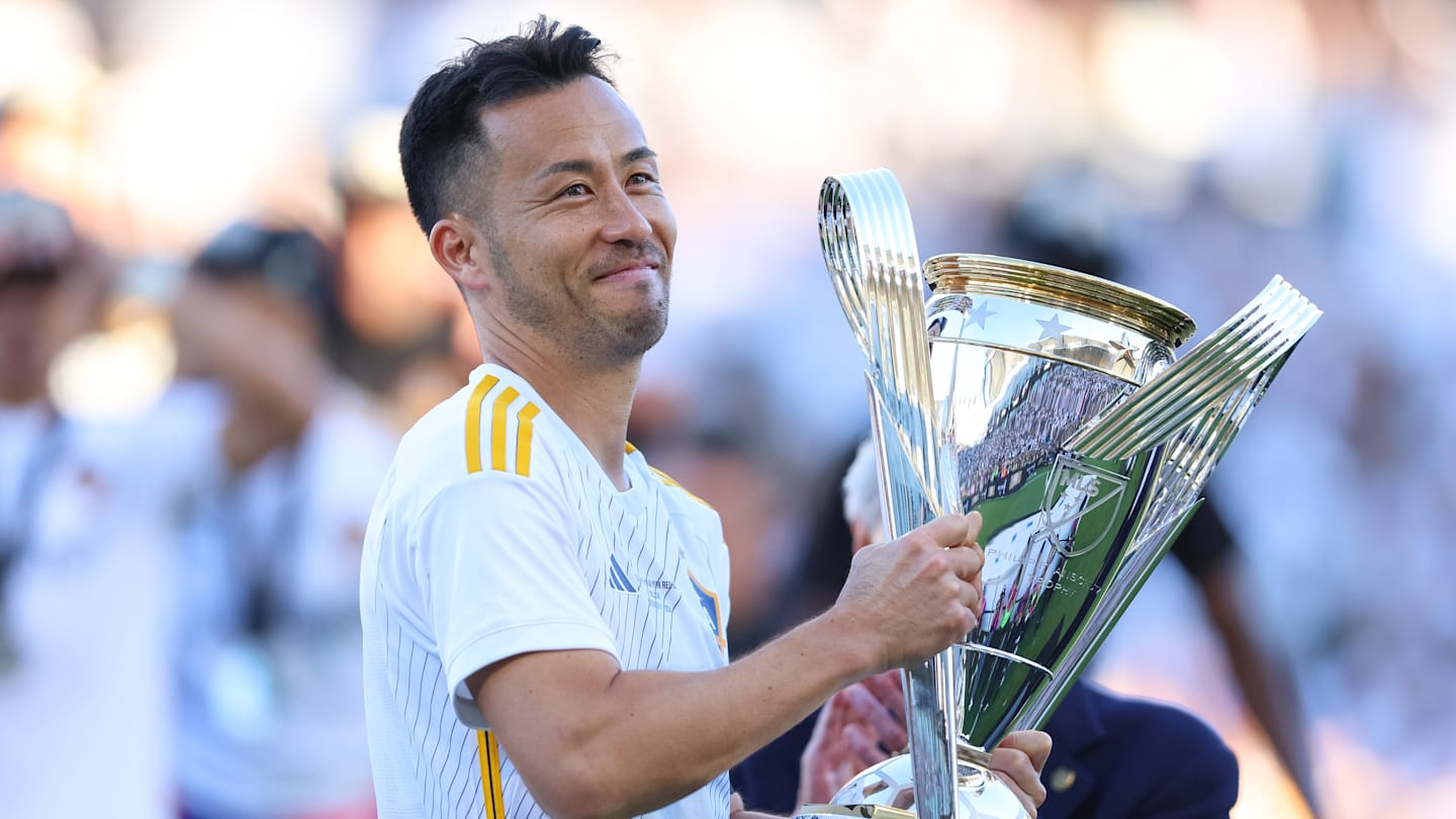 Los Angeles Galaxy captain re-signs with the team