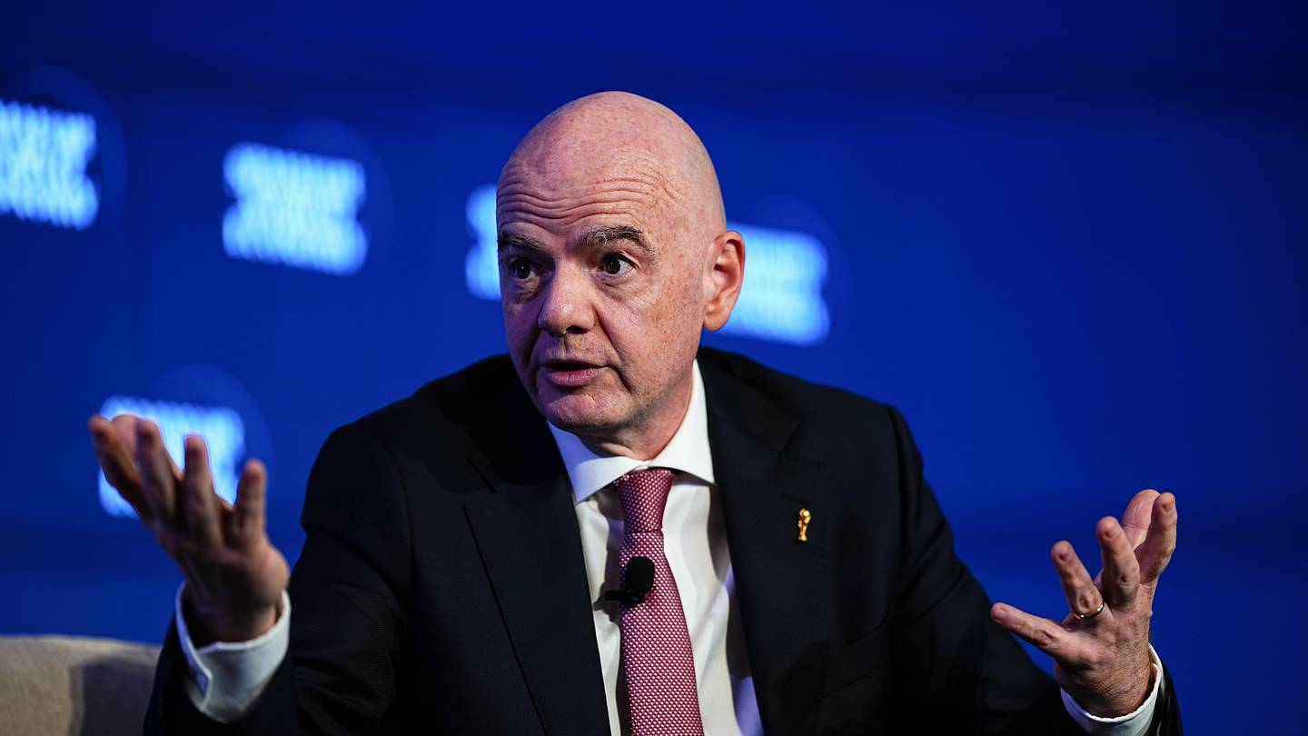 Fifa aprova mudança de regra e aumenta rigor de punições para insultos ...