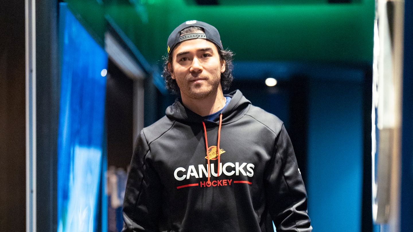 Canucks trade Kiefer Sherwood to the San Jose Sharks