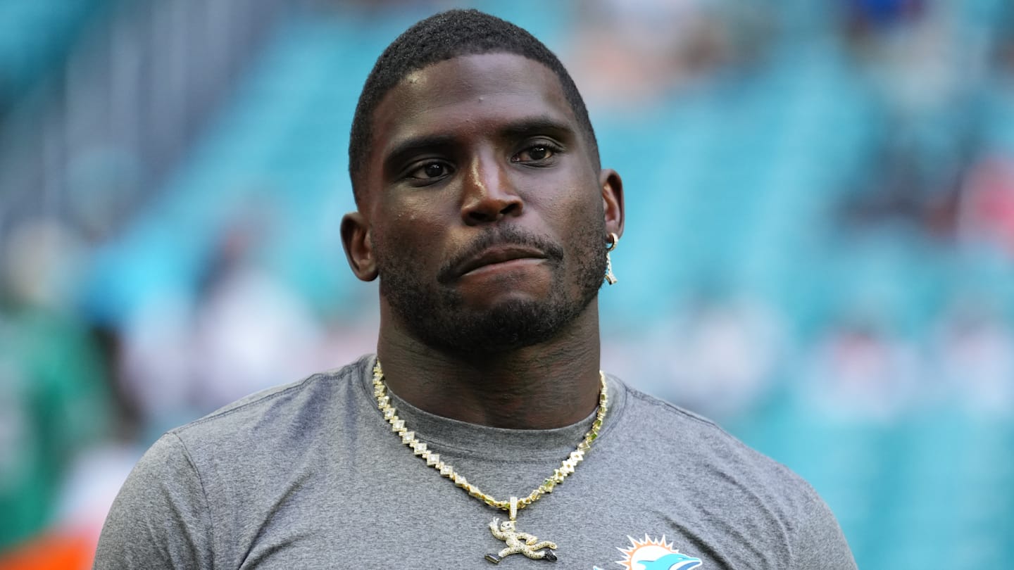 Tyreek Hill all but benches Tua Tagovailoa for the Dolphins with sideline tantrum
