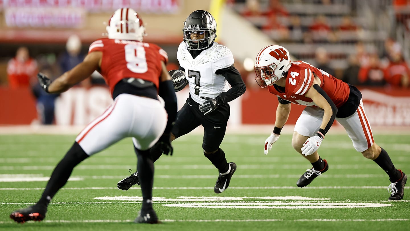 Oregon loses WR Evan Stewart to heartbreaking season ending injury