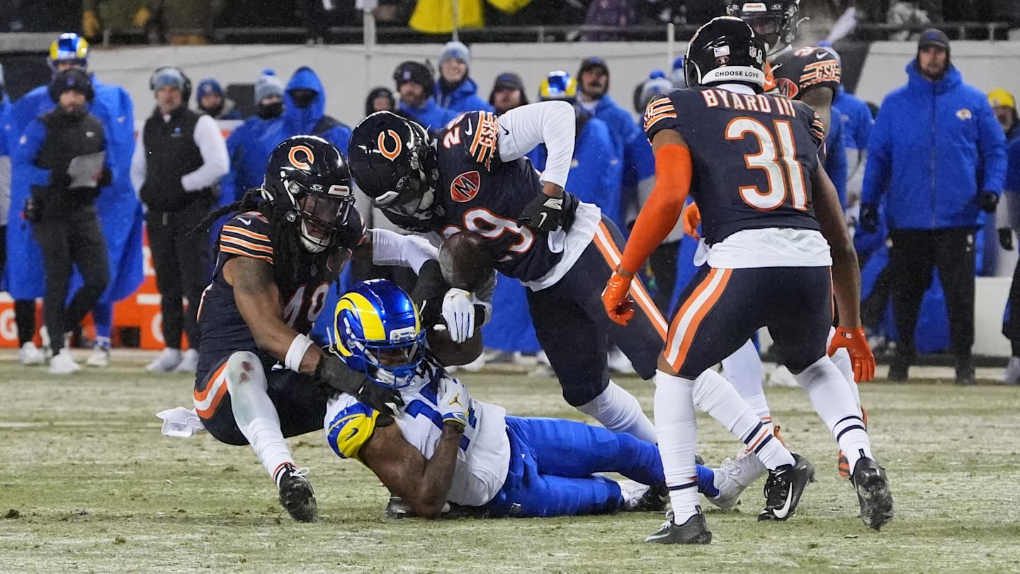 NFL referees seemingly have no idea what a catch (or offensive pass ...