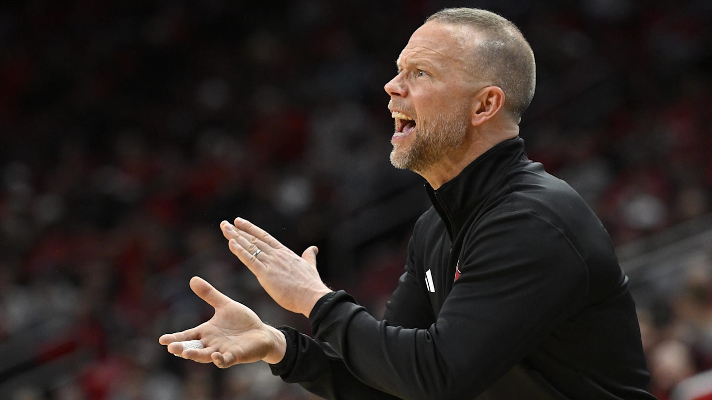 Pat Kelsey fires up Louisville fans ahead of massive clash with Arkansas