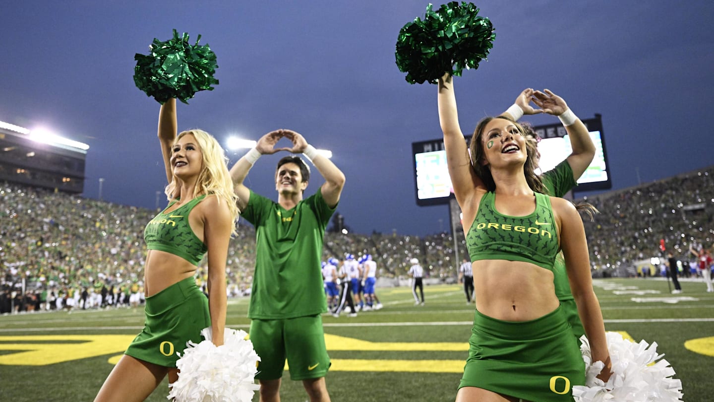 Oregon Ducks Fans Color To Wear vs. Ohio State Buckeyes In Autzen Stadium