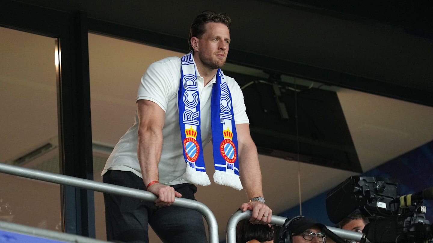 JJ Watt responds to the viral CBS clip of him dwarfing poor Ian Eagle