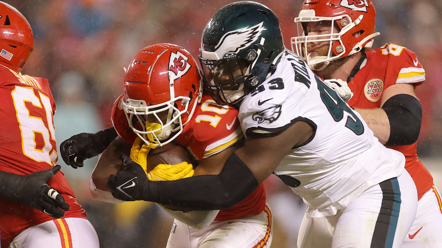 Milton Williams leaves Eagles game due to possible head injury