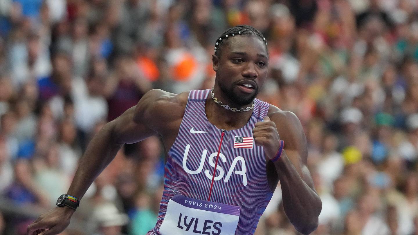 Noah Lyles flaunts insane physique as NYFW runway model (PHOTOS)