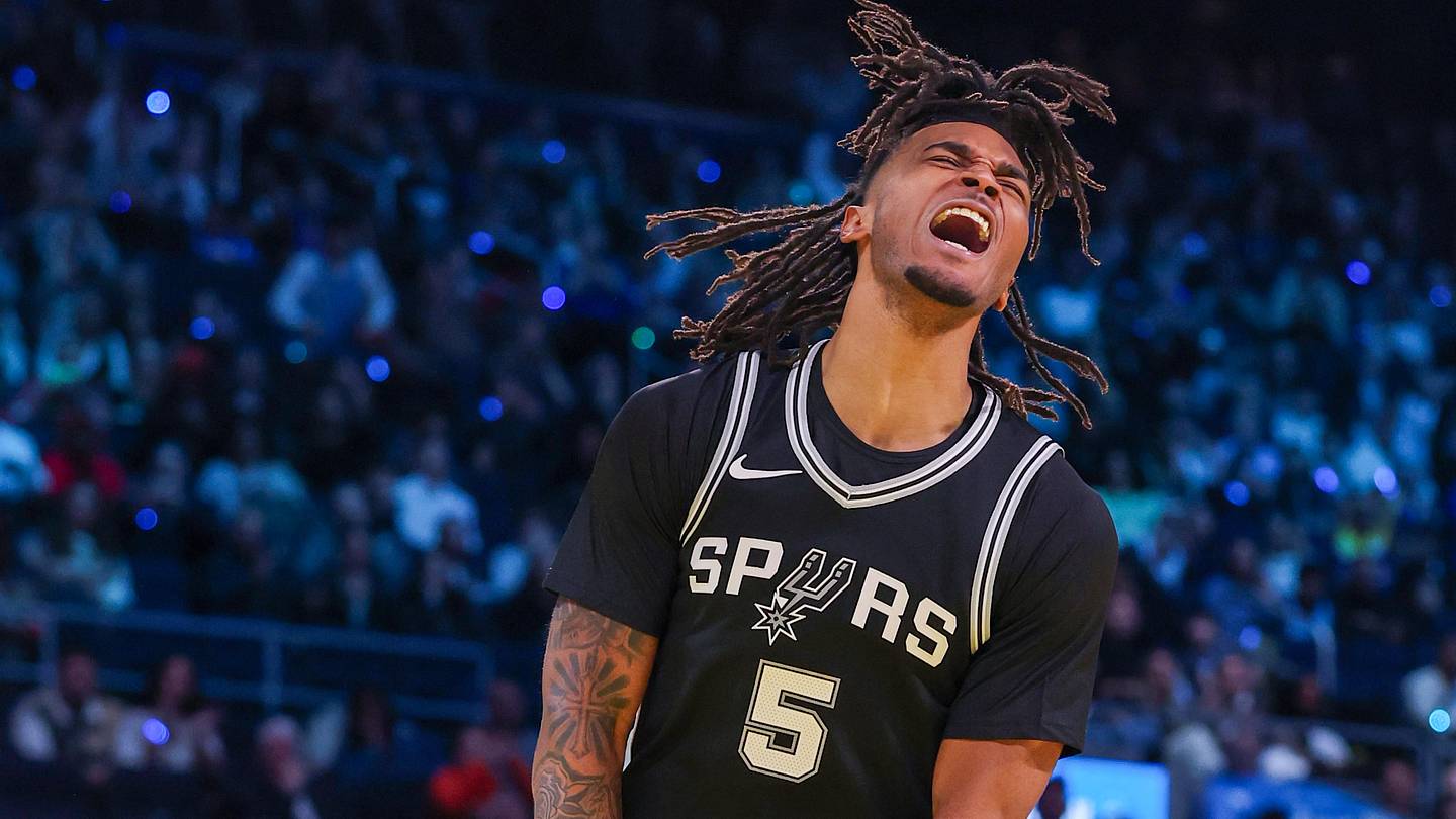 Stephon Castle wrecks the game twice in first quarter of Spurs ...
