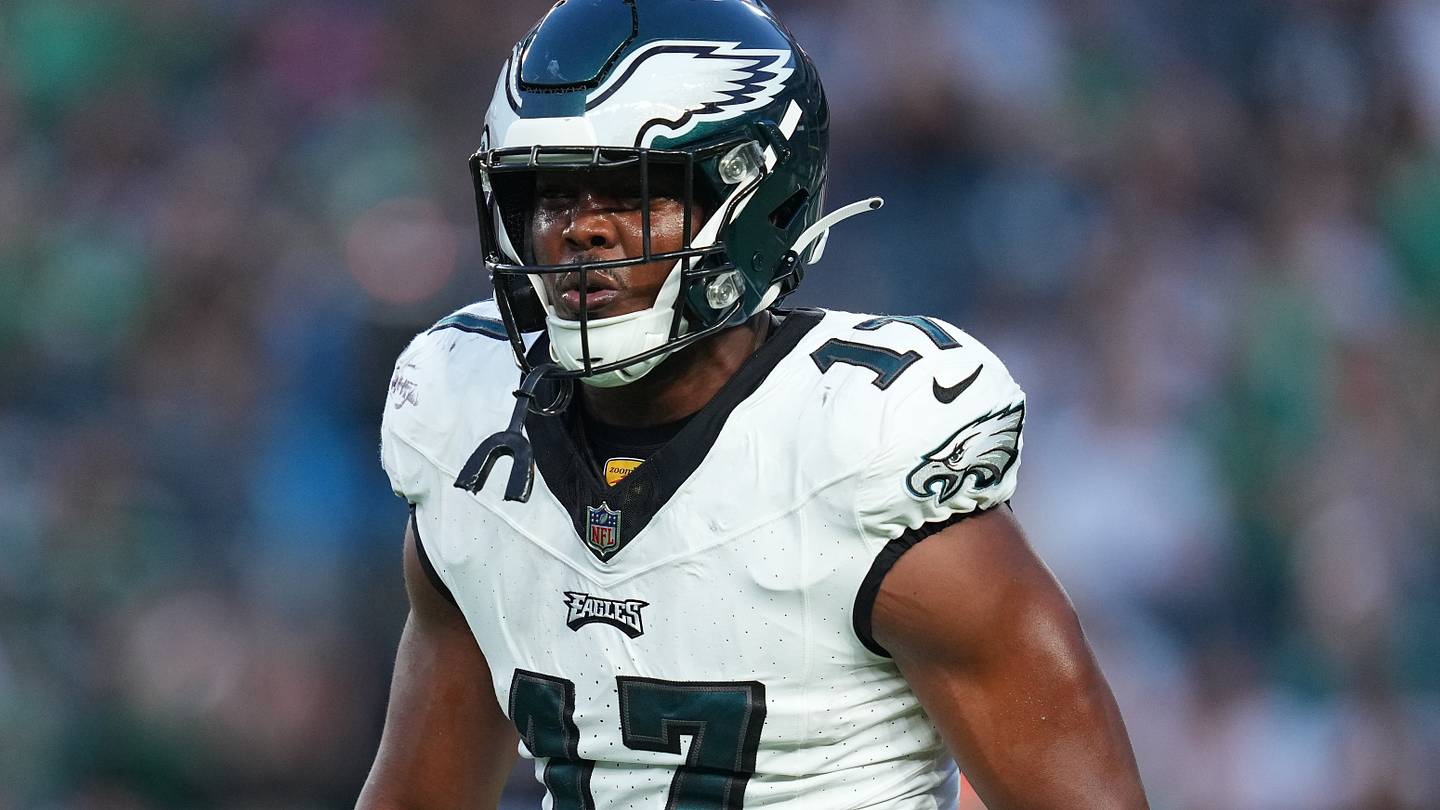 Nakobe Dean leaves Eagles Week 1 battle versus Patriots with a foot injury