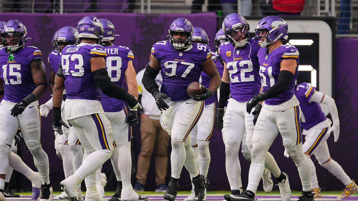 Vikings snap count analysis and notable PFF grades against Commanders