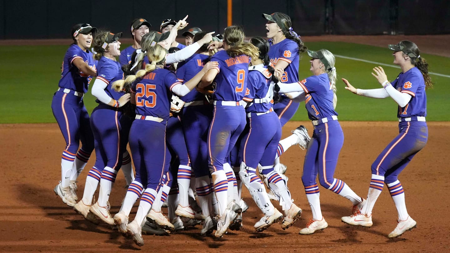 No. 15 Clemson Softball Stuns No. 1 Tennessee, Beats Karlyn Pickens in ...
