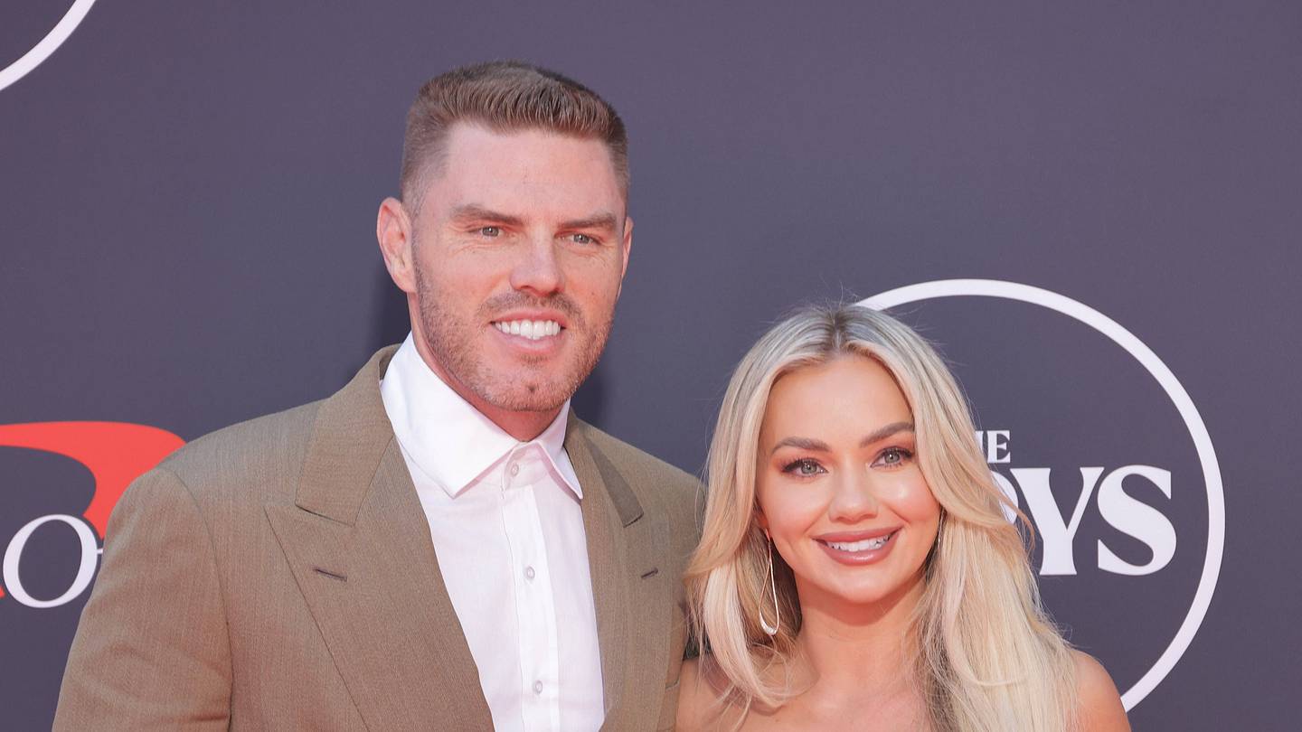 Freddie Freeman’s wife Chelsea crushes custom fit celebrating win with ...