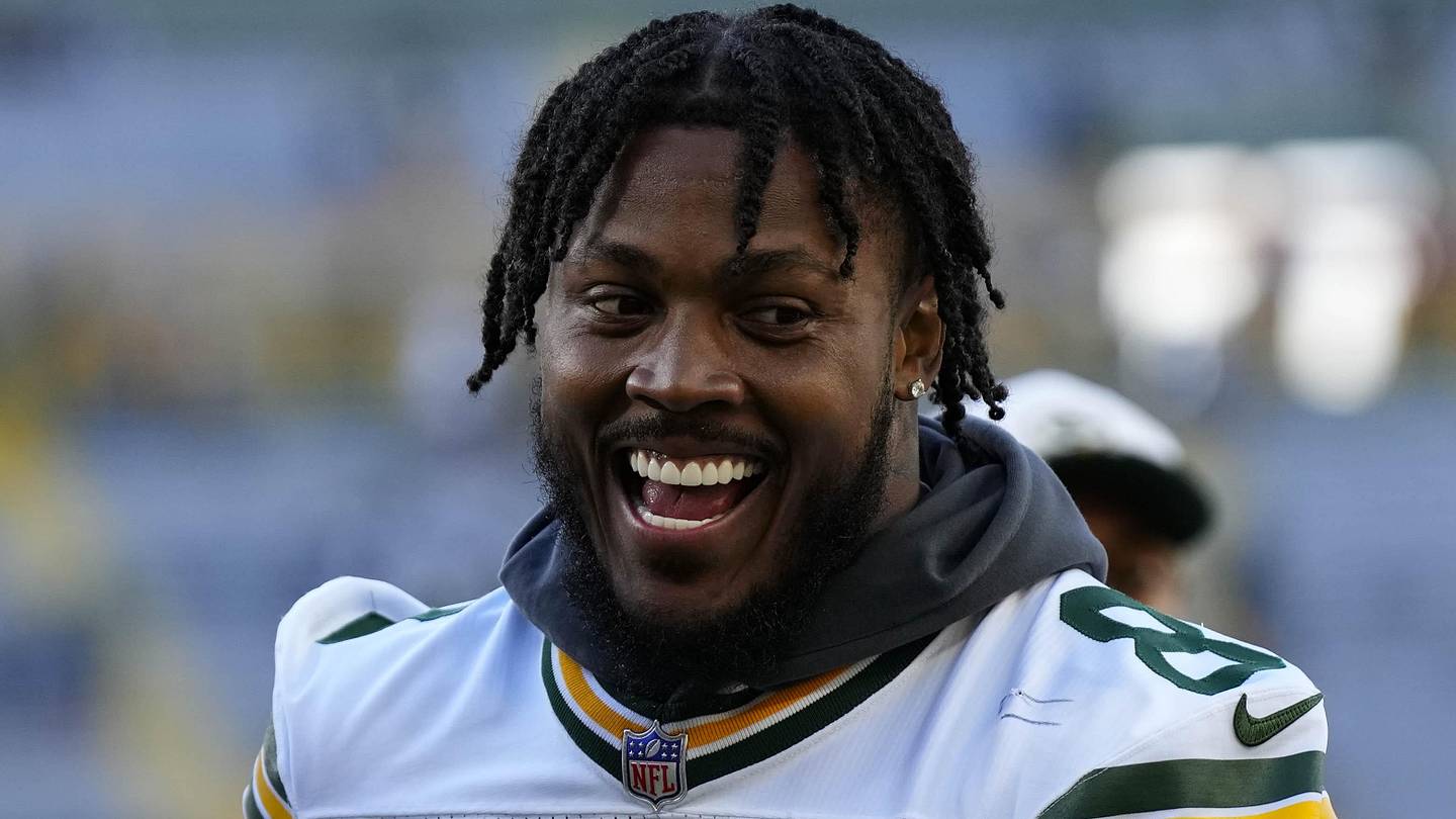 Josh Jacobs' gf Ashaley Taunts Bears Fans Kissing Packers Star in ...
