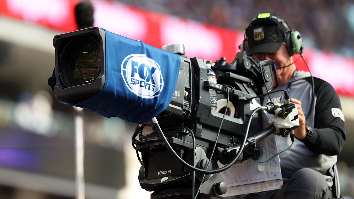 Who are the announcers and referees for the Seahawks vs. the Rams today?