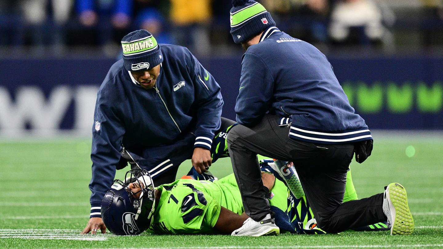 Geno Smith forced to leave game with knee injury versus Packers (updated)