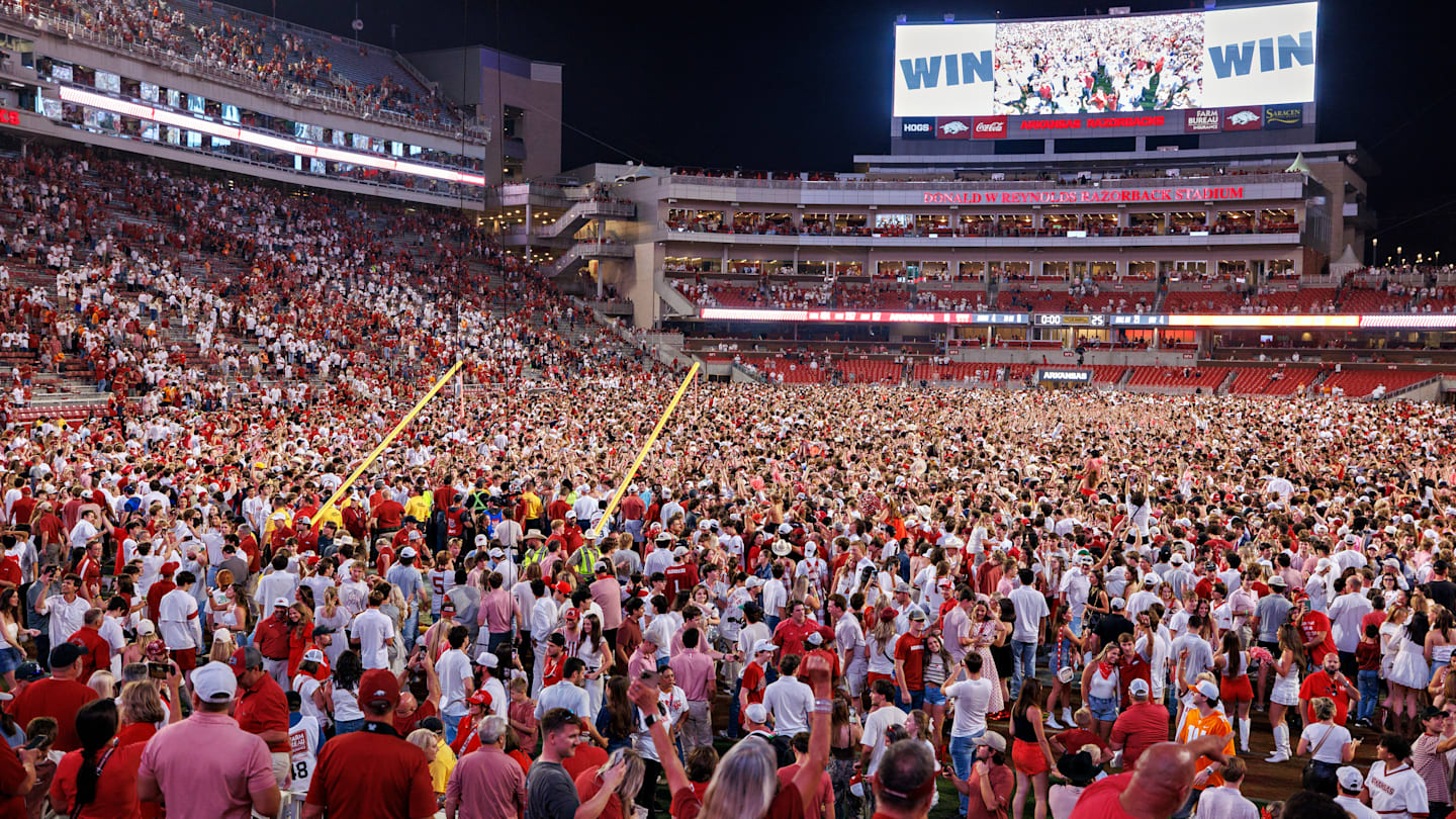 Tennessee player inexcusably shoves Arkansas fan to ground during field ...