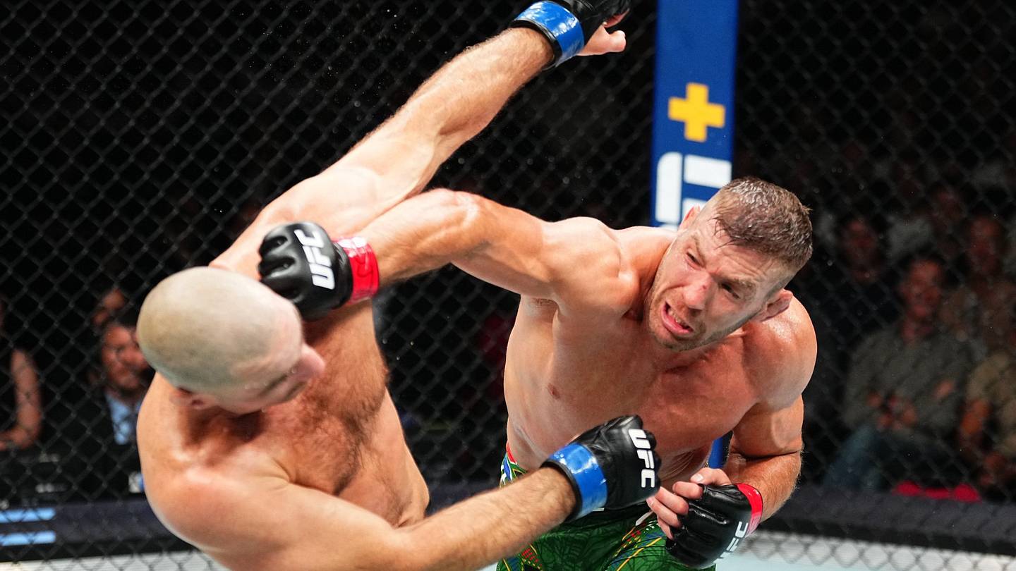 Dricus du Plessis destroys Sean Strickland's nose in title fight ...