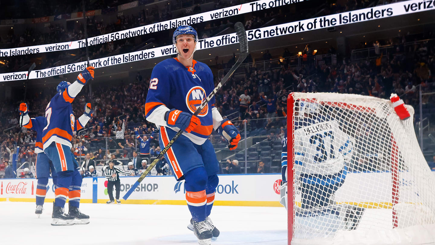 The NY Islanders sign Kyle MacLean to 3-year extension
