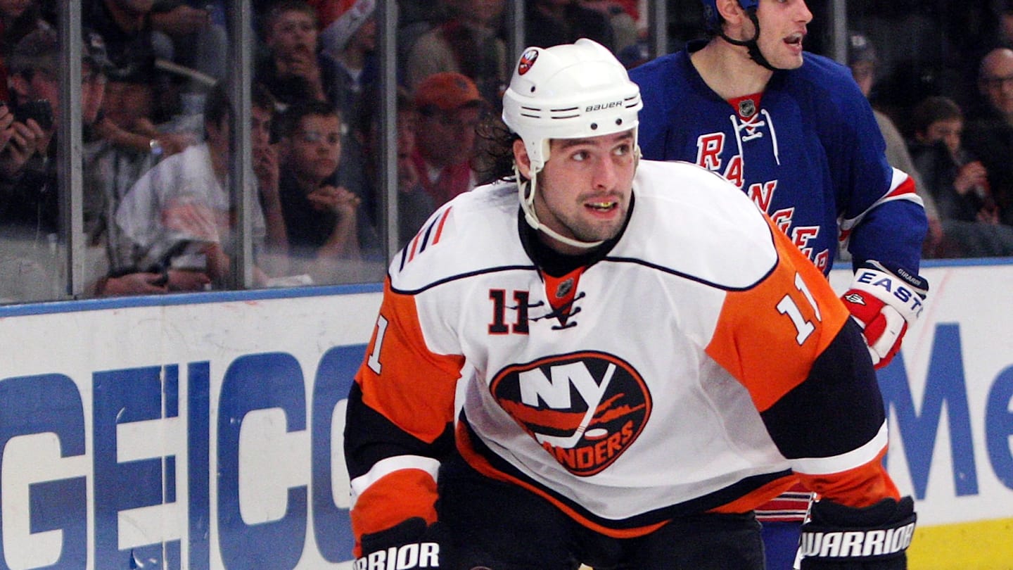 Former NY Islanders forward Nate Thompson calls it a career after 15 ...