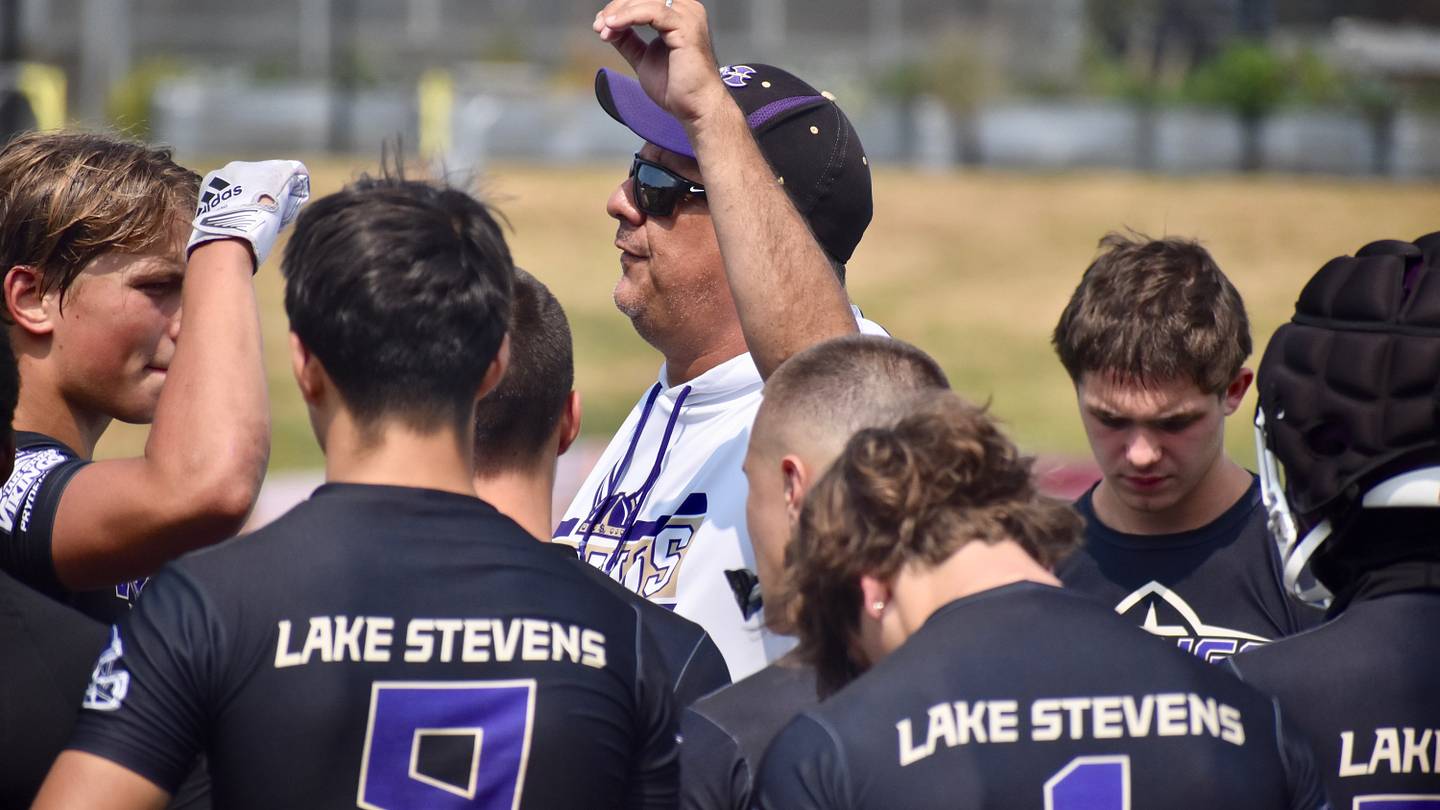 Lake Stevens ekes out win in matchup of reigning WIAA football ...