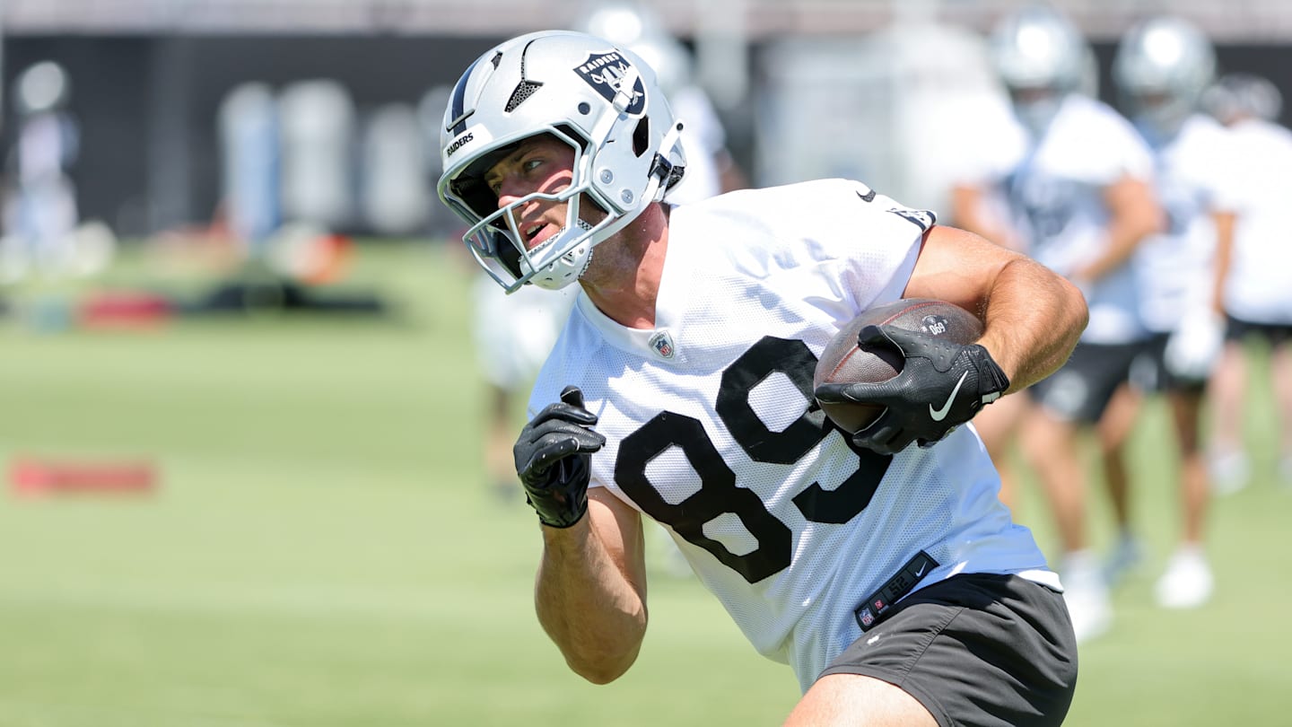 Ranking every AFC West RB-WR-TE trio from worst to best in 2025