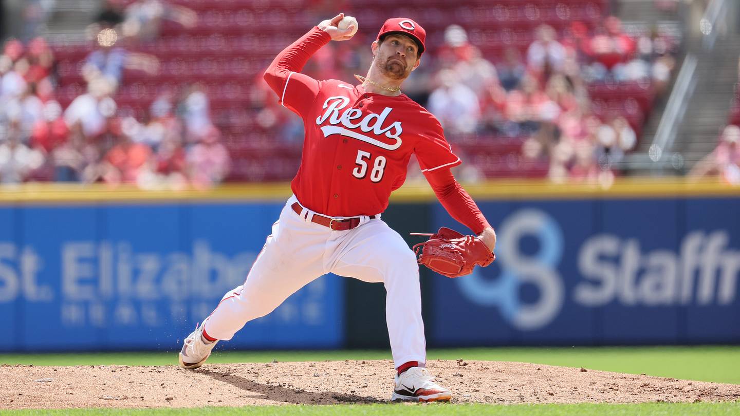 Mariners bring back Luis Castillo trade piece after Reds DFA
