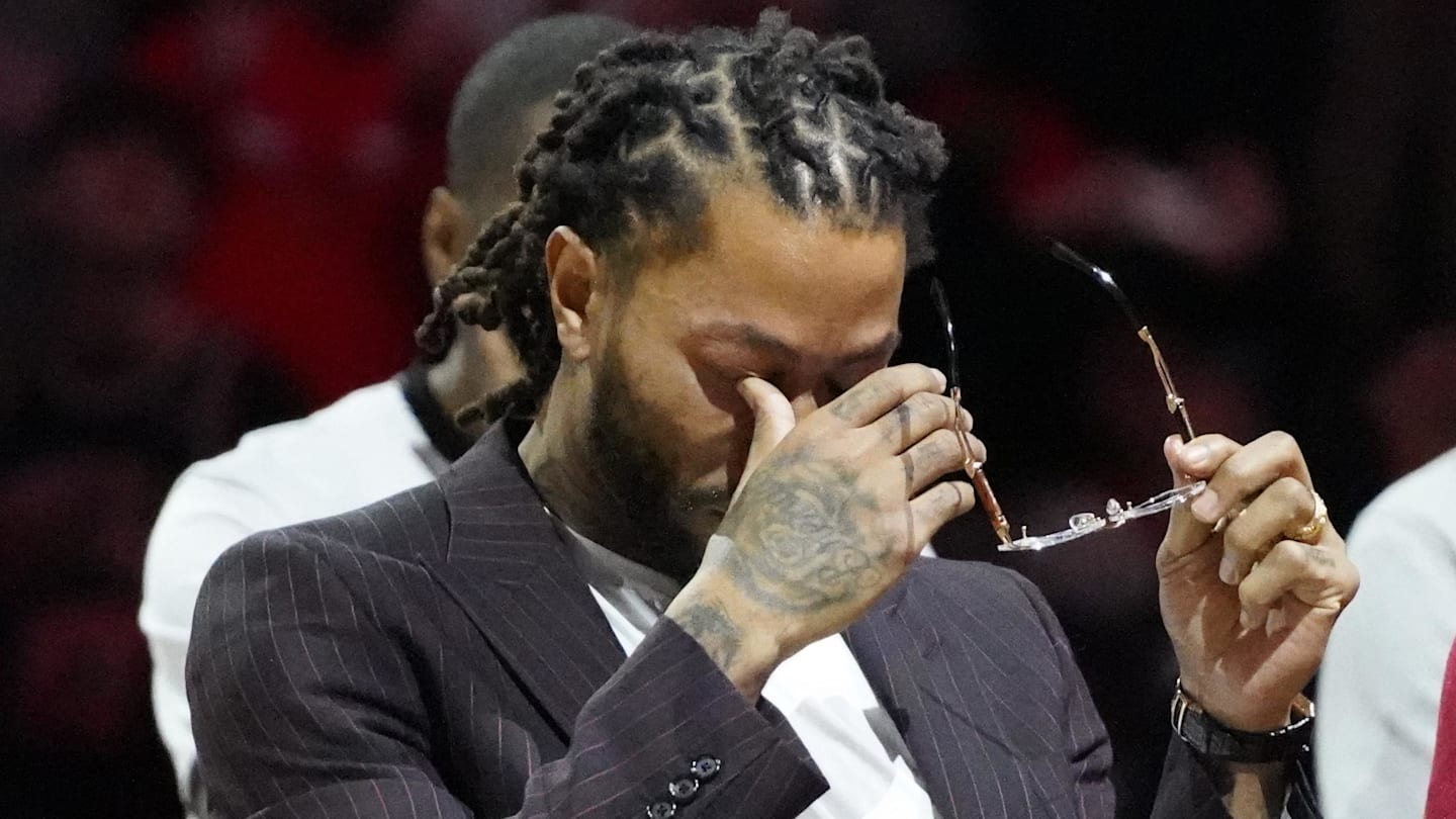 Chicago Bulls Surprise Derrick Rose With First Look at His New Banner