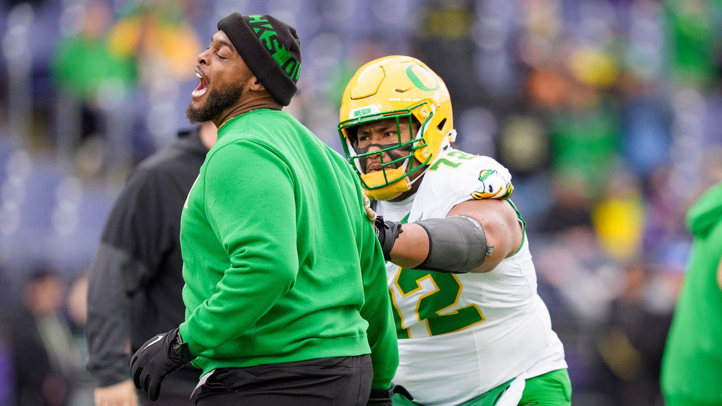 Poncho Laloulu, Oregon o-line named finalists for top awards