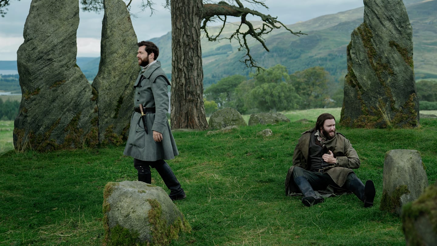 Who is the man riding with Roger and Buck in the Outlander season 7B ...