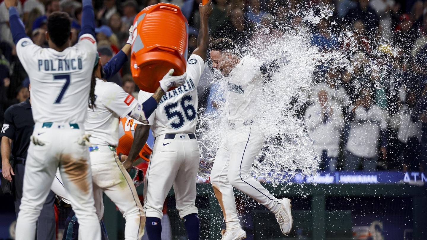 Mariners Maintain AL Wild Card Berth with Dramatic Win over Cardinals