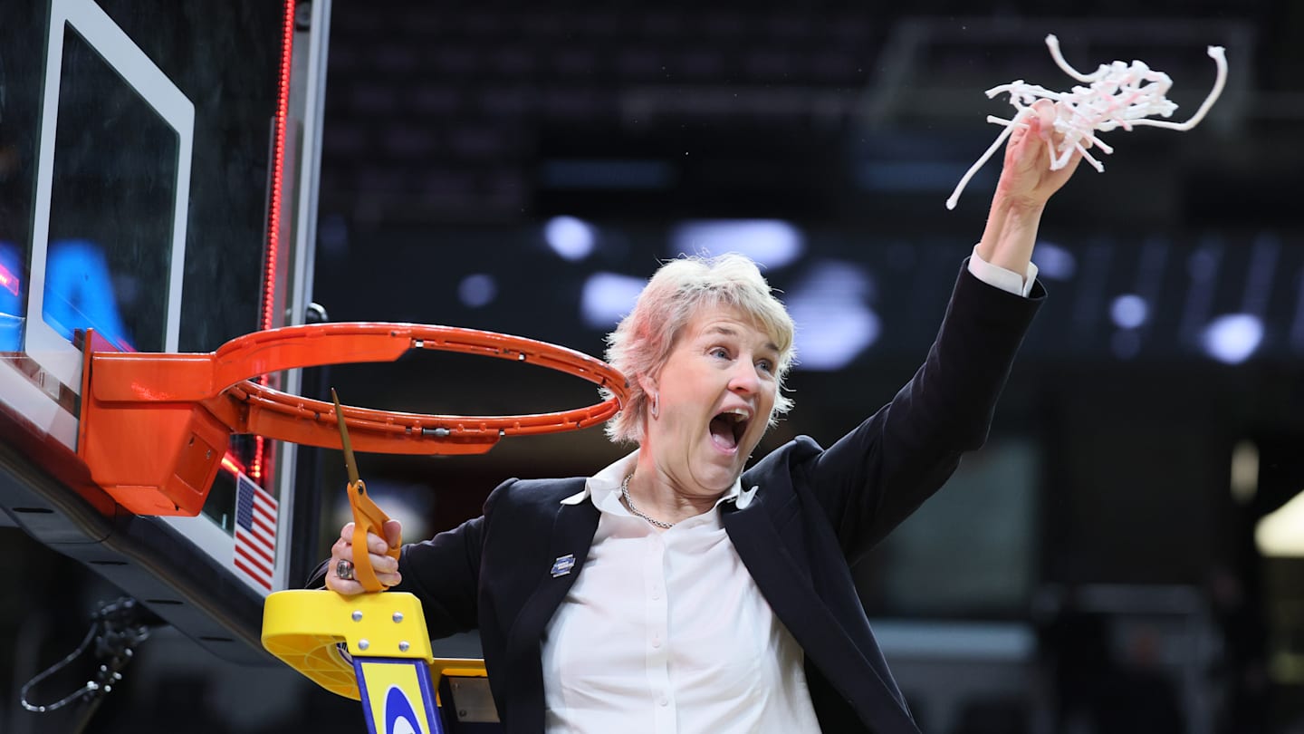 Lisa Bluder announces retirement: What's next for Hawkeyes; Fans react