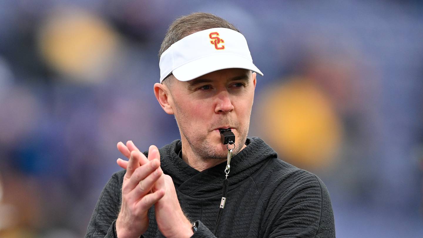 USC fans quickly losing patience with Lincoln Riley