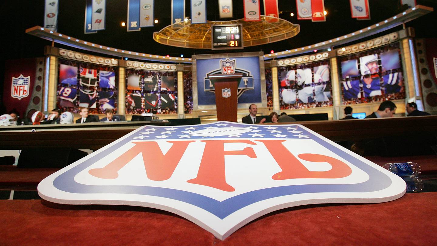 When does Round 2 of the NFL Draft start?