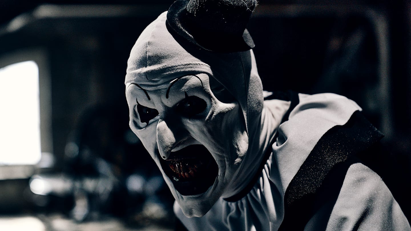 New Terrifier 3 photos tease Art the Clown in his Santa outfit and ...